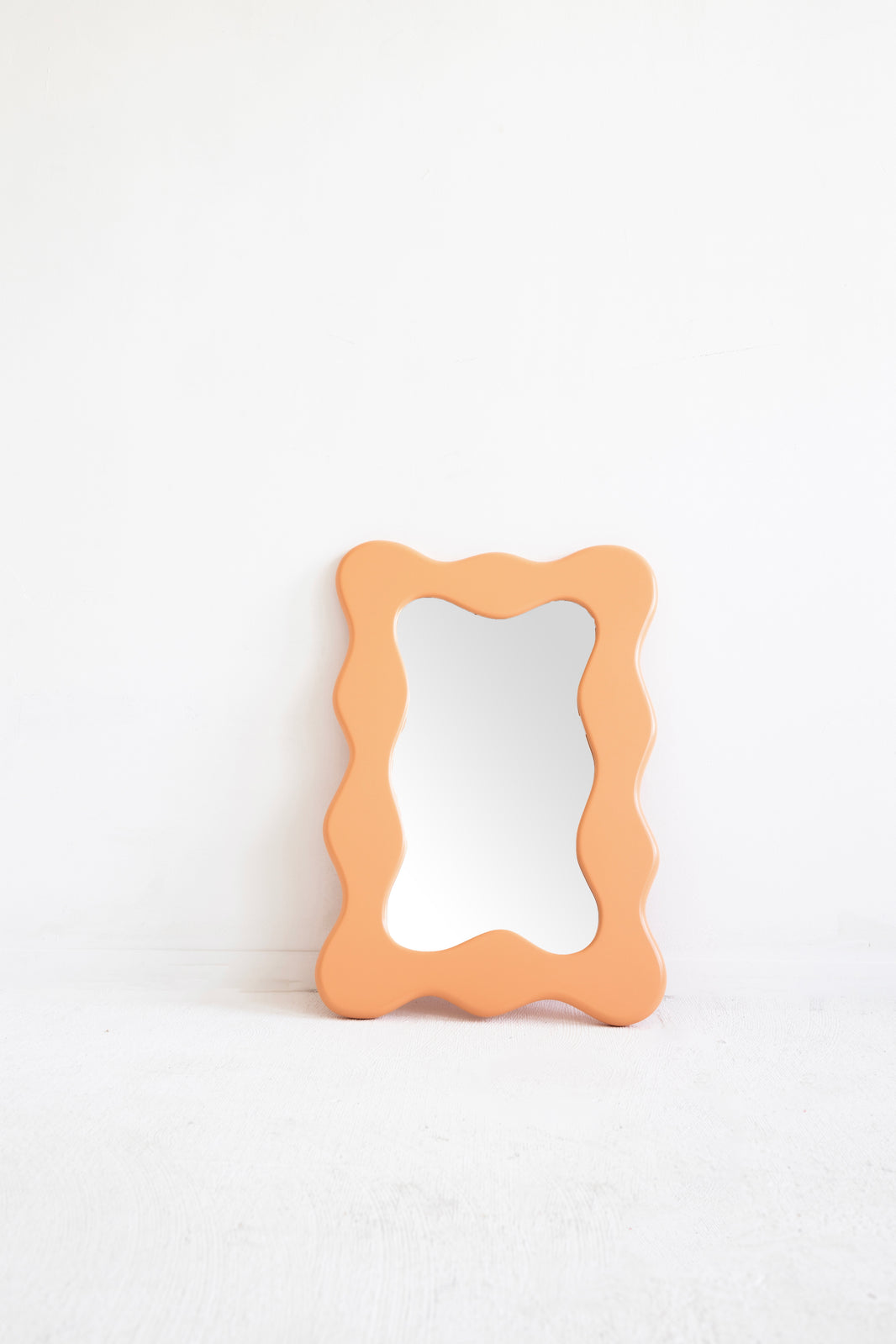 Colorful, Wavy Mirrors – Meaui. Studio